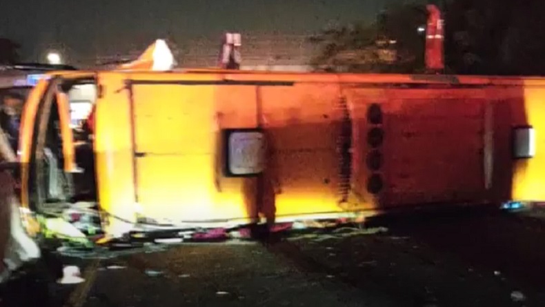 Kronologi Bus Tabrak Pembatas Jalan Di Tol Kejapanan Serempet Tiang