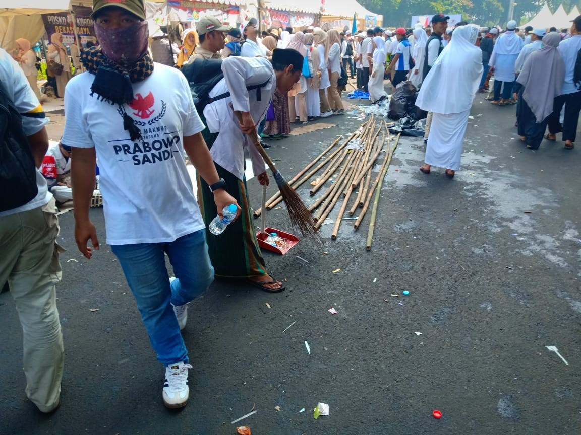 Kampanye Akbar Usai, Massa Pendukung Prabowo Bersihkan GBK Kampanye Akbar Usai, Massa Pendukung Prabowo Bersihkan GBK