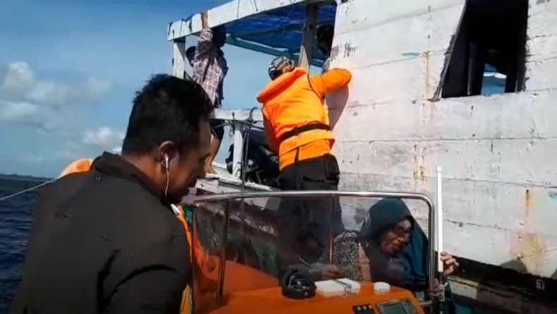 Kapal Mati Mesin 15 Penumpang Terombang Ambing Di Laut Kujabe Ambon