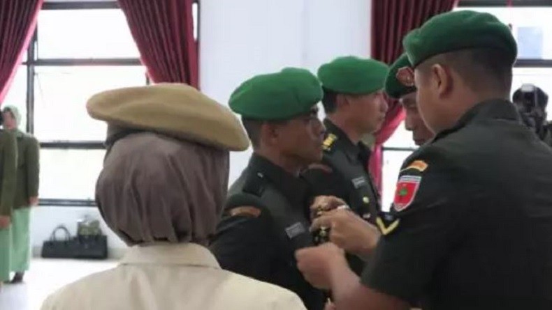 Istri Kolonel Hendi Suhendi Menangis saat Serah Terima Jabatan Dandim ... Istri Kolonel Hendi Suhendi Menangis saat Serah Terima Jabatan Dandim ...