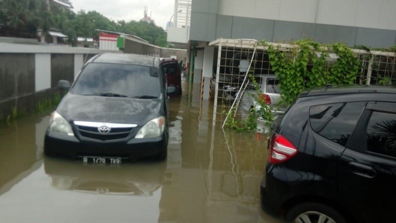 Penampakan Mobil-Mobil Terendam Banjir di Kemang