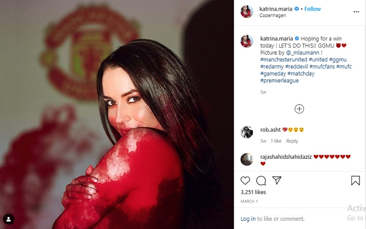 Katrina Maria Fans Man United Pajang Foto Seksi