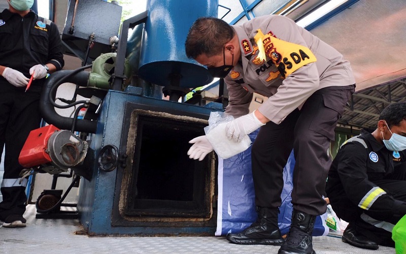 Bahtiar Minta Pejabat Kepri Mundur jika Tak Mampu Tangani Covid-19 Bahtiar Minta Pejabat Kepri Mundur jika Tak Mampu Tangani Covid-19