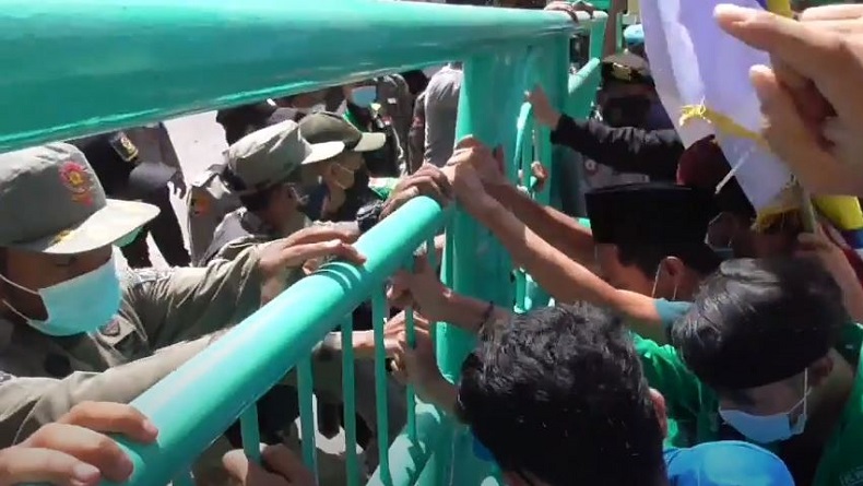 Demo Covid-19 BEM se-Bali di Kantor Gubernur Nyaris Ricuh, Massa Pasang ... Demo Covid-19 BEM se-Bali di Kantor Gubernur Nyaris Ricuh, Massa Pasang ...