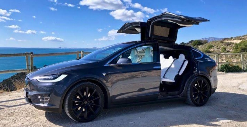 Pamer Mobil Mewah Pintu Membuka ke Atas, Pemilik Tesla Model X Ini Kena ...