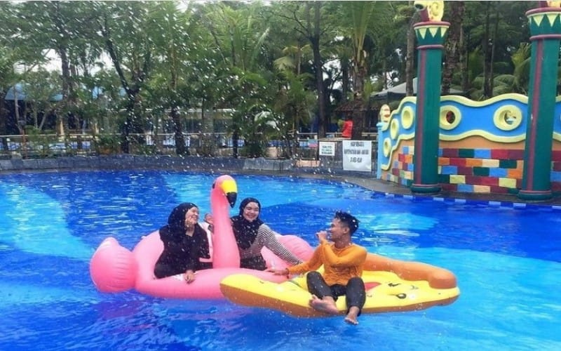 5 Kolam Renang Terdekat di Sumatera Selatan, Wisata Air Bersama ...