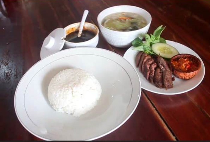 Warung Legendaris Sego Empal Bu Warno, Didirikan Sejak 1970 Dilengkapi Sambal Korek