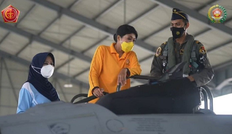 Gaya Istri Jenderal Andika Perkasa Jadi Penerbang Pesawat Tempur TNI di Ketinggian 1.000 Kaki ...