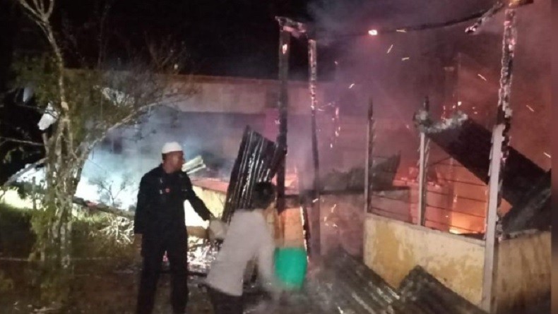 Rumah Warga Kariuw Dibakar OTK, Kapolda Maluku Berlakukan Jam Malam Rumah Warga Kariuw Dibakar OTK, Kapolda Maluku Berlakukan Jam Malam
