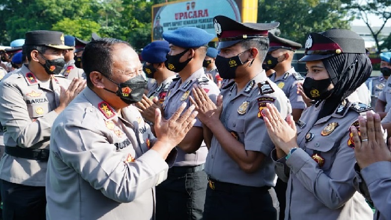 Unik, Polres Tomohon Gelar Upacara Kenaikan Pangkat di Gunung Lokon