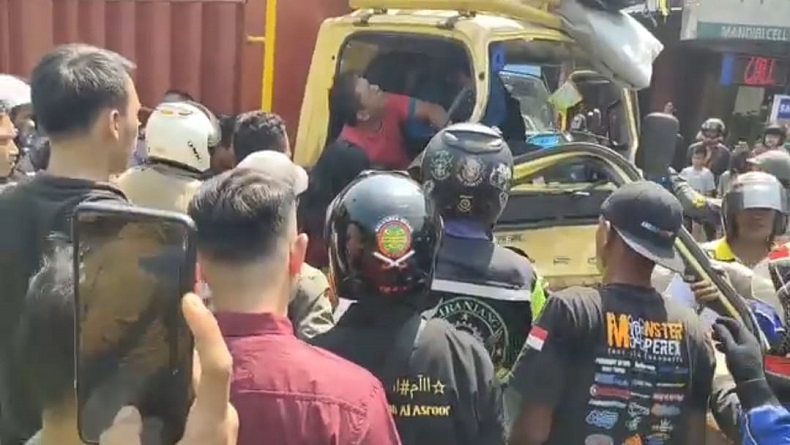 Adu Banteng Truk vs Bus Pariwisata di Kulonprogo, Sopir Tewas Terjepit Kabin