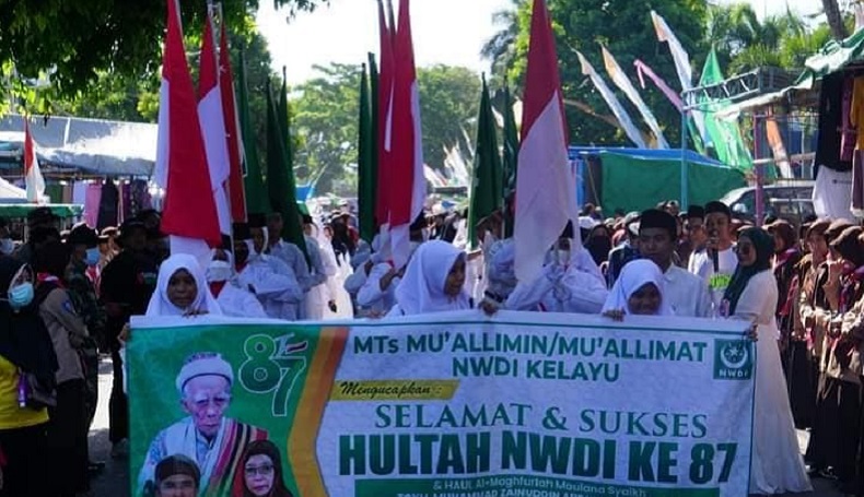 TGB Lepas Puluhan Ribu Peserta Pawai Alegoris Hultah ke-87 NWDI