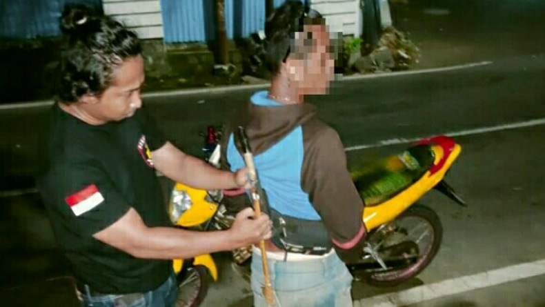 Pegawai Honorer di Bitung Diancam Pakai Panah Wayer, Aksi Pelaku Terekam CCTV