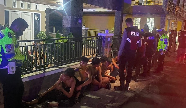 Viral Geng Motor di Makassar Serang Kompleks Perumahan, Lempar Batu hingga Busur Panah