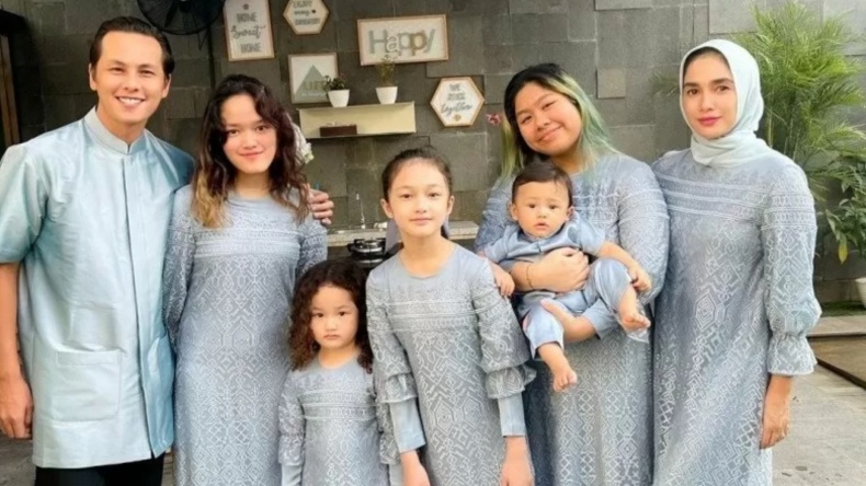 11 Artis yang Punya Anak Angkat, Nomor 8 Korban Tsunami