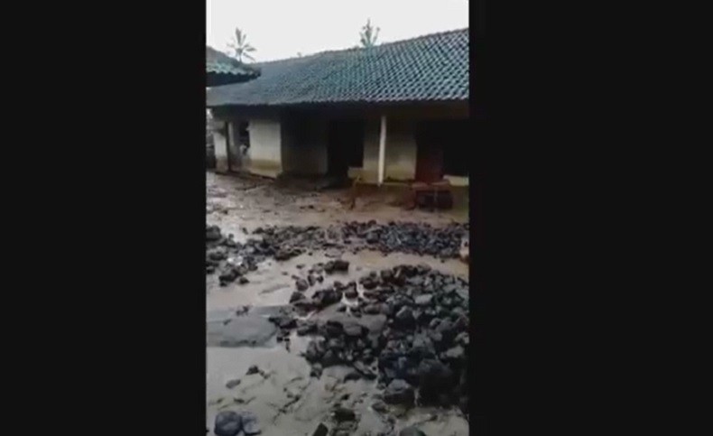 Banjir Rob di Bali, Air Laut Rendam Area Pantai hingga Meluber ke Jalan