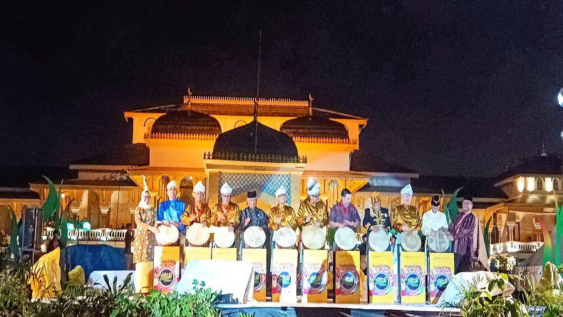 Kunjungan Kerja ke Medan, Menparekraf Sandiaga Uno Hadiri Wisuda ... Kunjungan Kerja ke Medan, Menparekraf Sandiaga Uno Hadiri Wisuda ...