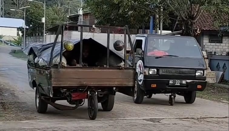 Viral Mobil Pikap Terbelah Dua, Sopir Melongo Lihat Bak Jalan Sendiri