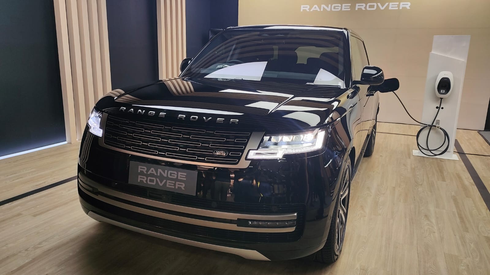 Range Rover PHEV Meluncur di Indonesia, Harga Mulai Rp5,2 Miliar ...
