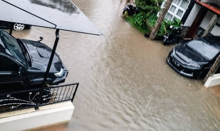 Mobil Mogok saat Menerjang Banjir, Ini yang Harus Anda Lakukan