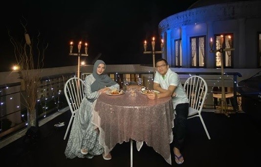 Ashanty dan Anang Rayakan Anniversary Pernikahan dengan Dinner Romantis di Atap Rumah