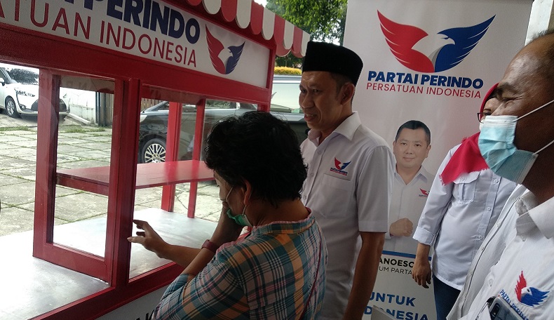 Serahkan Gerobak dan Modal ke Pedagang UMKM, Perindo Tak Biarkan ... Serahkan Gerobak dan Modal ke Pedagang UMKM, Perindo Tak Biarkan ...