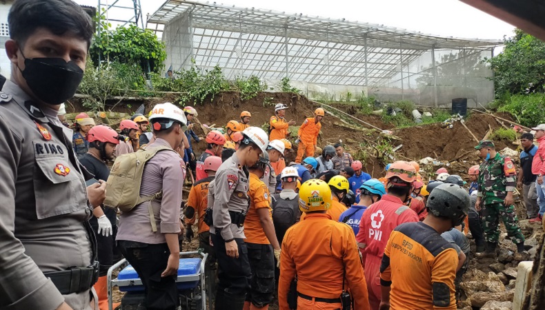Korban Terakhir Longsor di Cijeruk Bogor Berhasil Ditemukan, Posisinya Terjepit Motor