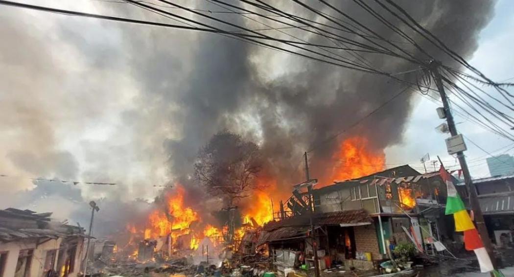 Api Masih Berkobar di Kawasan Simprug, Damkar Tambah Mobil Pemadam Api Masih Berkobar di Kawasan Simprug, Damkar Tambah Mobil Pemadam