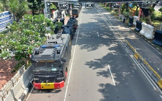 Polisi Tutup Jalan Medan Merdeka Barat Imbas Demo di Patung Kuda