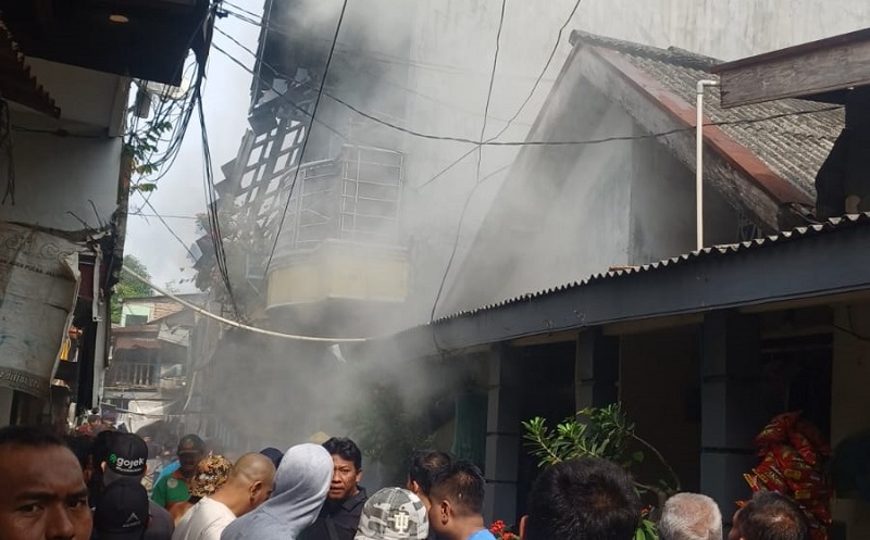 Kebakaran Hanguskan 3 Rumah di Duren Sawit akibat Korsleting Tiang Listrik, Kerugian Rp150 Juta