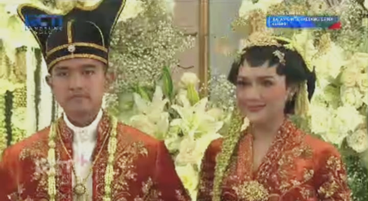 Kaesang dan Erina Terlihat Serasi Kenakan Baju Adat Berwarna Oranye di Resepsi Pernikahan