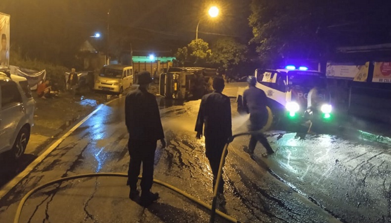 Solar dari Truk Terguling Tumpah, Damkar Bogor Semprot Bersihkan Jalan