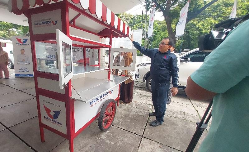 Pedagang Mi Ayam dan Bakso Terbantu Dapat Gerobak Gratis dari Partai ... Pedagang Mi Ayam dan Bakso Terbantu Dapat Gerobak Gratis dari Partai ...