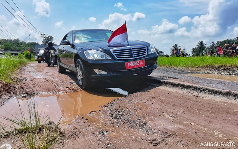 Lewati Jalan Rusak di Lampung, Jokowi: Kalau Pemda Tak Mampu Perbaiki ... Lewati Jalan Rusak di Lampung, Jokowi: Kalau Pemda Tak Mampu Perbaiki ...