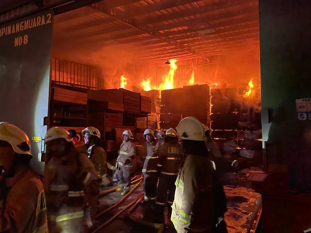 Gudang Tripleks Terbakar di Duren Sawit, 20 Mobil Pemadam Diterjunkan