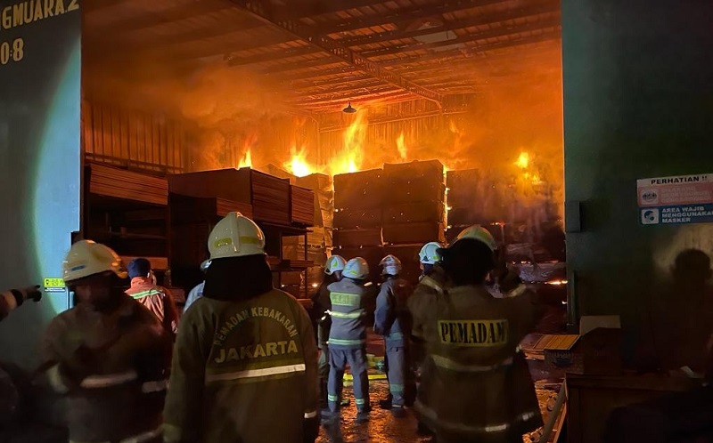 Kebakaran Gudang Tripleks di Duren Sawit Padam usai 21 Jam Berkobar