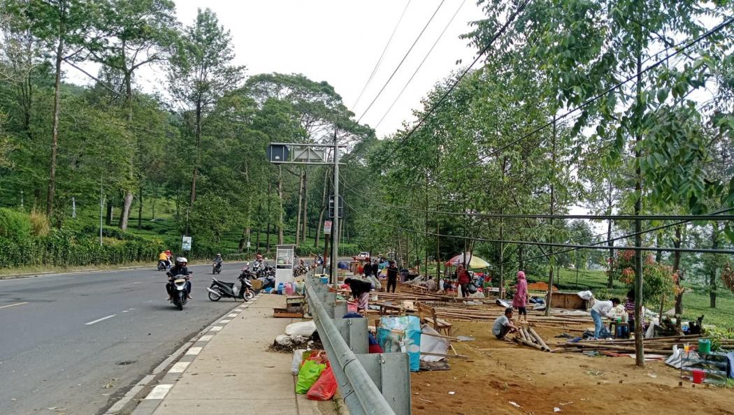 Picu Kemacetan, Ratusan Lapak PKL Liar di Puncak Ditertibkan