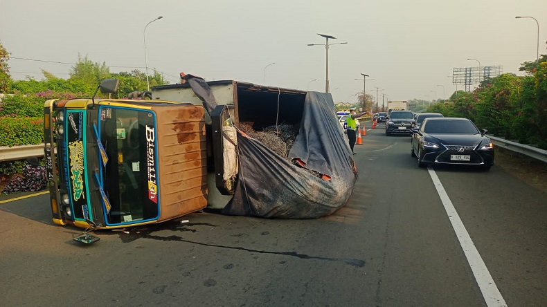 Pecah Ban, Truk Terguling di Tol Cengkareng Arah Jakarta