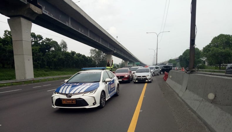 Volume Kendaraan Meningkat, Contraflow Diberlakukan di KM 47-65 Arah Tol Cikampek