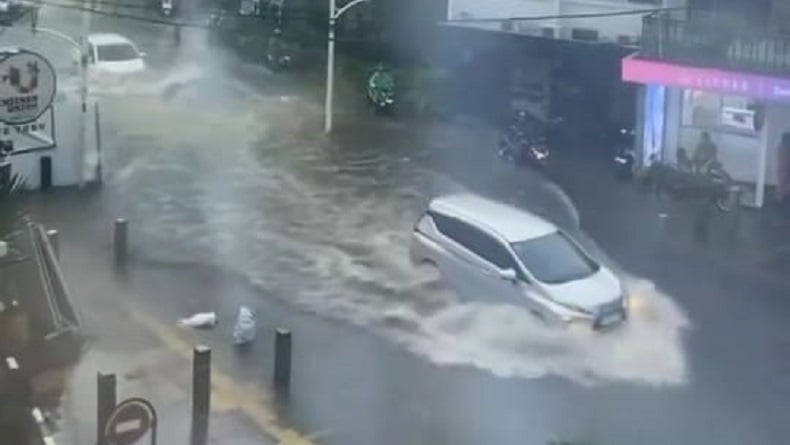 Jakarta Hujan Deras, Kemang hingga Ceger Tergenang Banjir