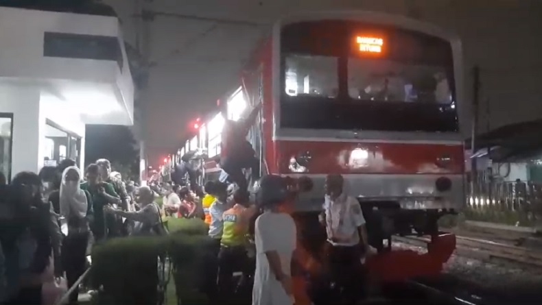 Sempat Gangguan, Perjalanan KRL Tanah Abang-Rangkasbitung Berangsur Normal Sempat Gangguan, Perjalanan KRL Tanah Abang-Rangkasbitung Berangsur Normal