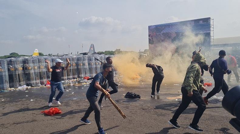 TNI Simulasikan Pengamanan Demo Rusuh Warga yang Tak Puas Hasil Pemilu 2024