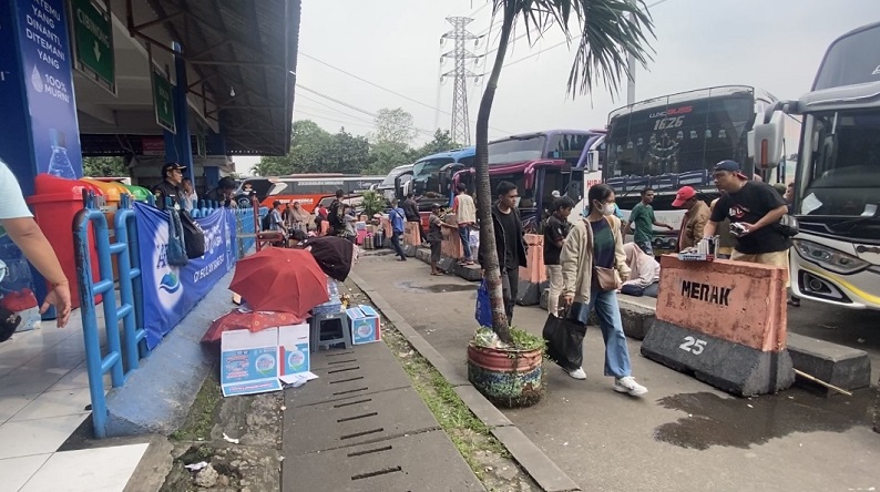 Ribuan Pemudik Padati Terminal Kampung Rambutan pada H-4 Lebaran