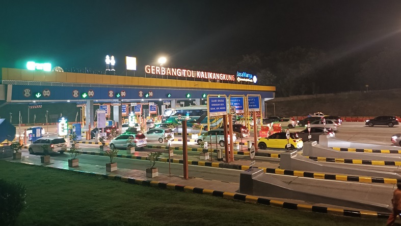 Situasi di GT Kalikangkung saat One Way Arus Balik Lebaran, Lalin Ramai Lancar