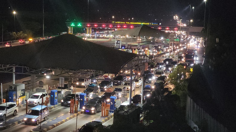 Tol Japek Arah Jakarta Macet Parah jelang Puncak Arus Balik Lebaran