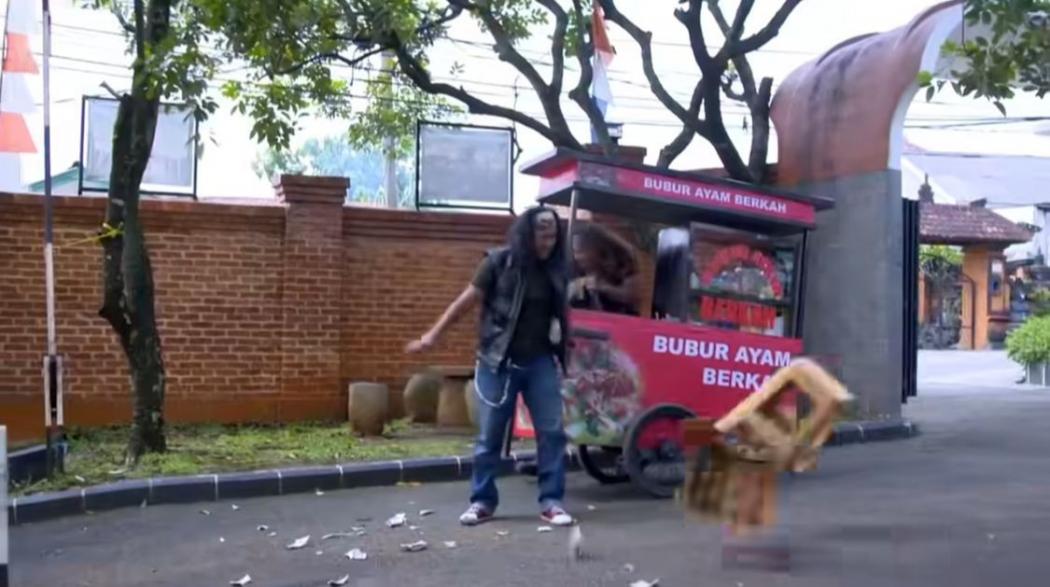 Sinopsis Tukang Bubur Pengen Naik Haji Episode 25 April 2024: Cabang Bubur Syamsul Diobrak-abrik ...