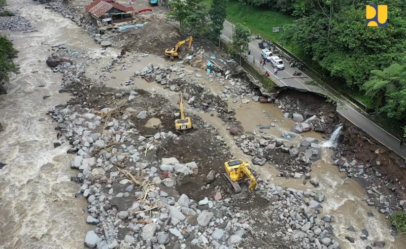 PUPR Kerahkan Alat Berat untuk Tangani Banjir Lahar Dingin di Sumatera Barat