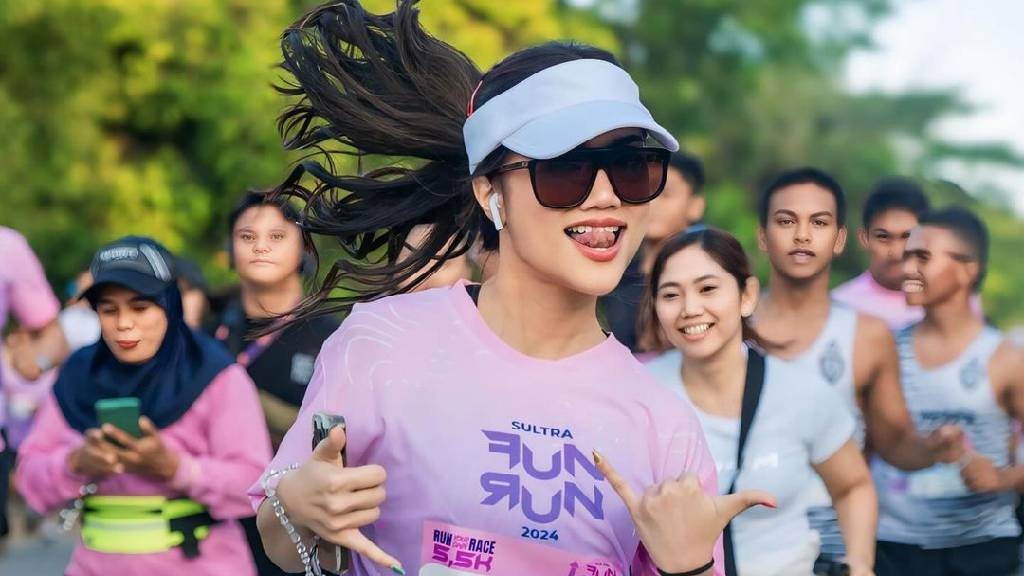 Viral Fuji Dikerubungi Emak-Emak di Garis Finish Sultra Fun Run 2024 ...