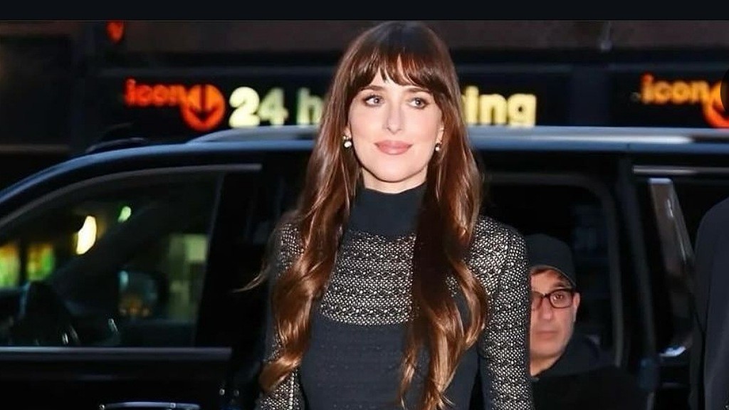 Dakota Johnson Pamer Cincin Tunangan, Tepis Rumor Putus dengan Chris Martin Dakota Johnson Pamer Cincin Tunangan, Tepis Rumor Putus dengan Chris Martin