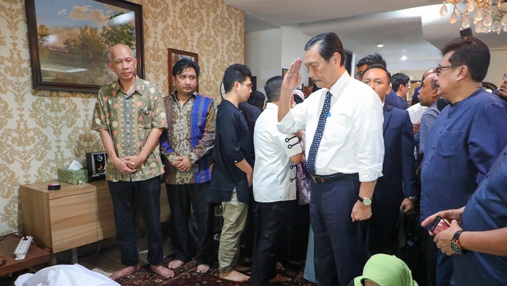 Momen Luhut Beri Hormat Terakhir untuk Faisal Basri Momen Luhut Beri Hormat Terakhir untuk Faisal Basri